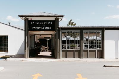 Tacking Point Tavern, PORT MACQUARIE, NSW | Pub info @ Publocation